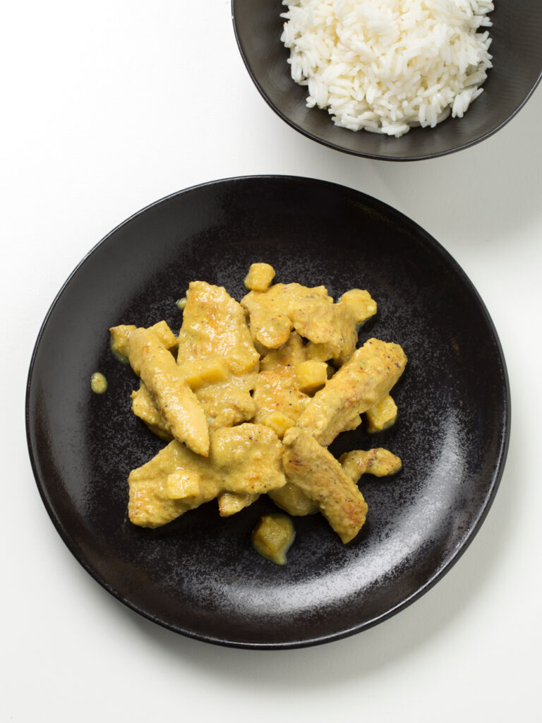 Pollo al curri con arroz y manzana - Oncoalicia